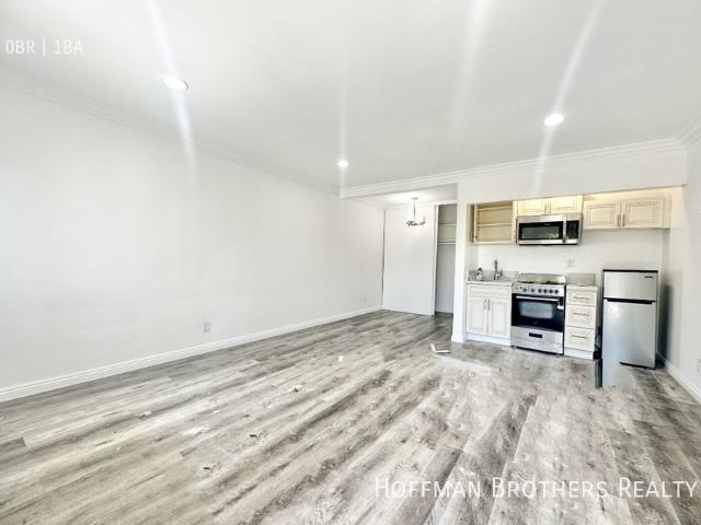 14024 Oxnard St Valley Glen, CA 91401