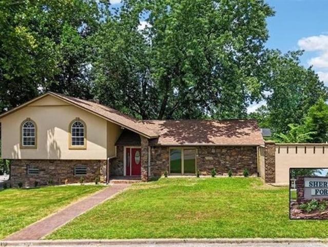 1402 NW 11th St, Bentonville, AR 72712
