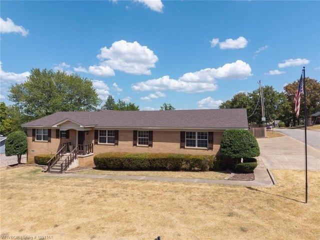 1402 N 6th St, Van Buren, AR 72956