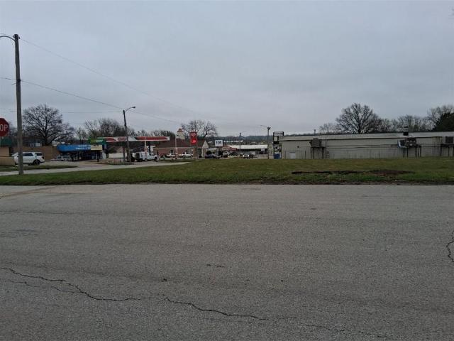 1402 E 9th St, Trenton, MO 64683 | MLS #2611 | Compass