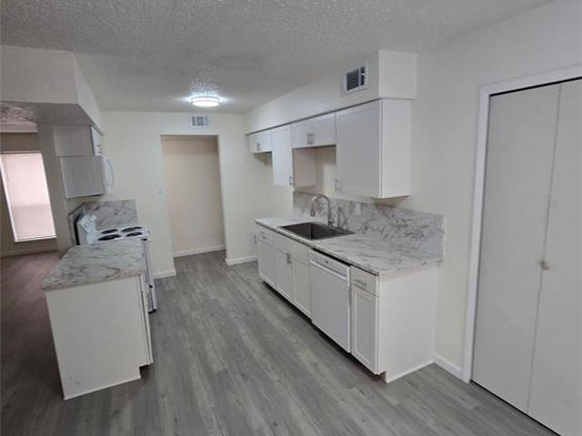 1402 Frio Lane