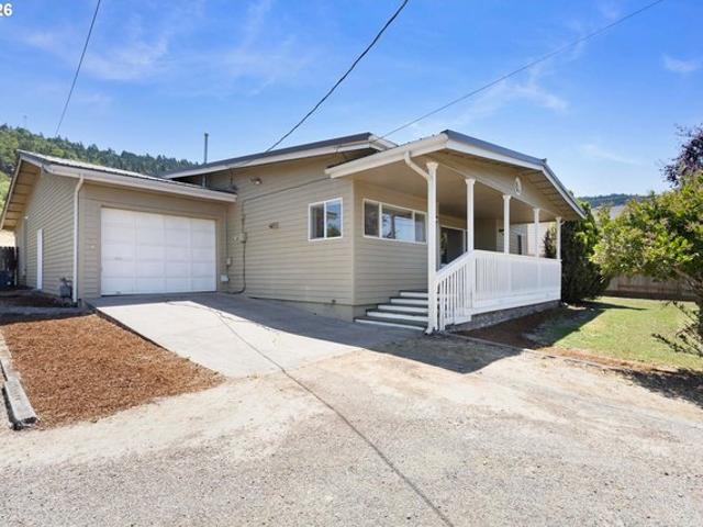 1402 Lookingglass Rd, Roseburg, OR 97471