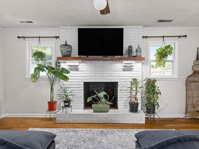1402 Windsor Dr