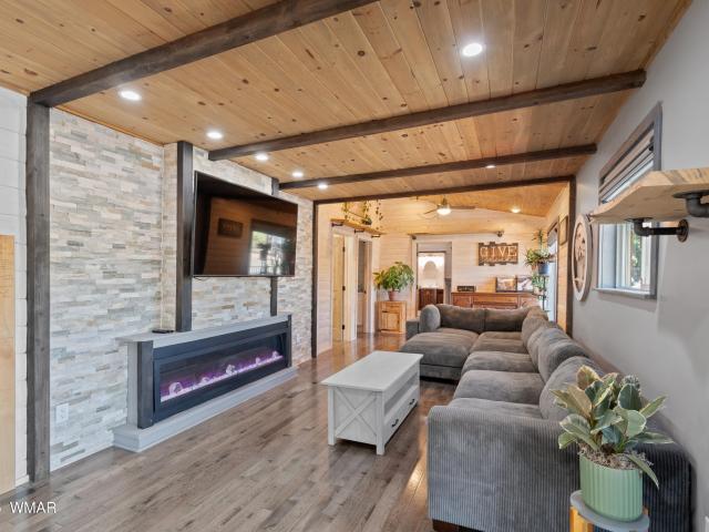 1403 Julia Lane