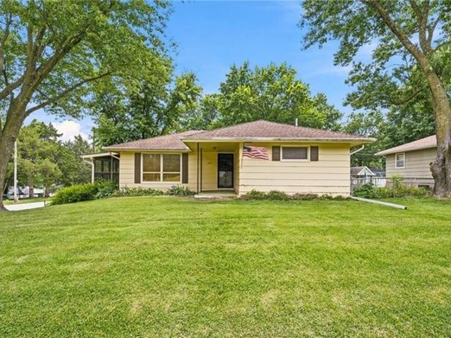 1403 Shawnee St, Leavenworth, KS 66048