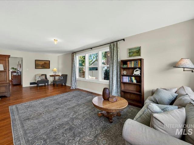 1403 11th Ave S