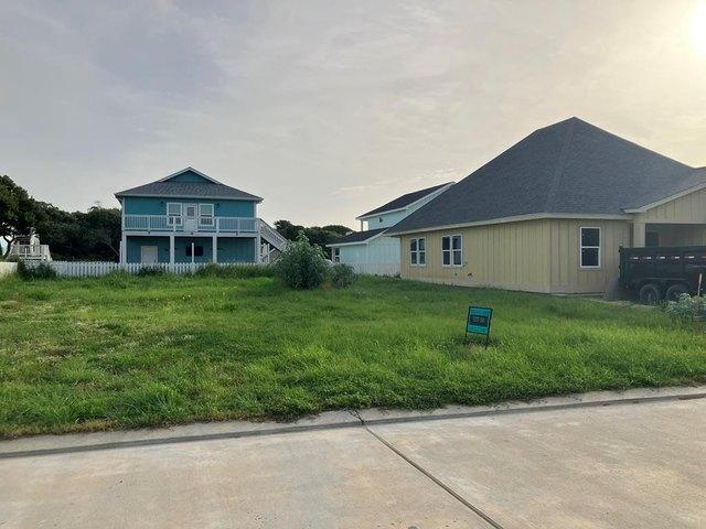 140 Breezeway Dr, Rockport, TX 78382