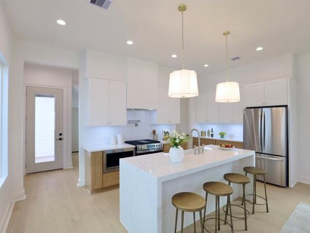 140 E 37th St, Houston, TX 77018
