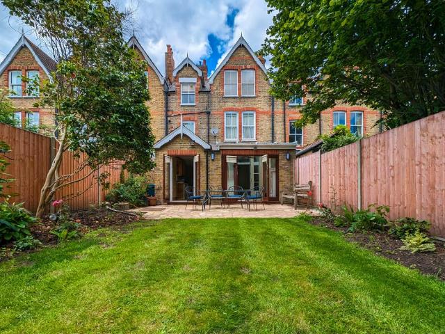 140 Kew Road 1 bed apartment to rent £2,750 pcm £635 pw