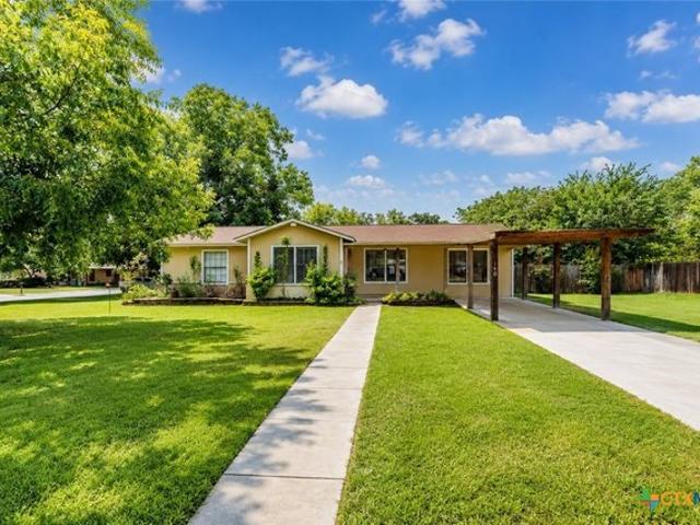 140 Hillcrest Dr, Luling, TX 78648
