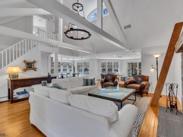 140 Lake End Rd