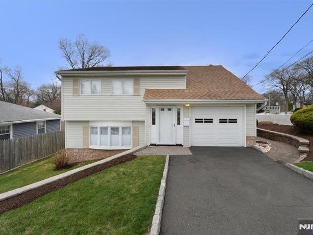 140 Manhattan Ave, Waldwick, NJ 07463