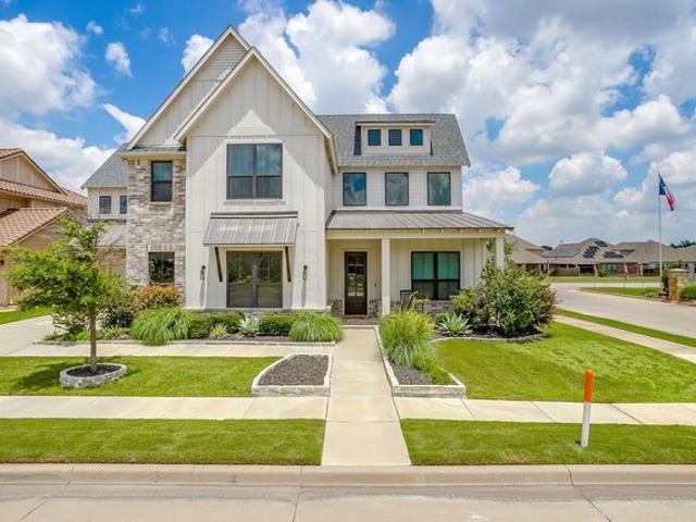 140 McKinley Dr, Burleson, TX 76028