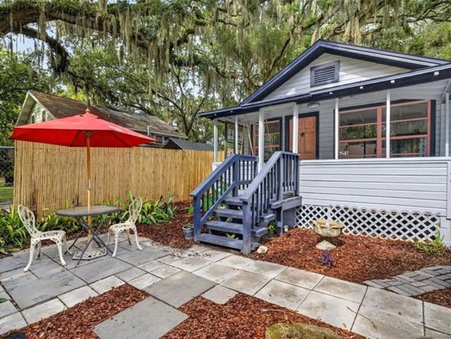 140 N Johns St, Mount Dora, FL 32757