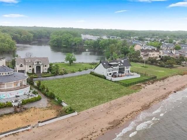 140 Nicolosi Dr, Staten Island, NY 10312