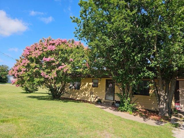 140 S Comanche Dr, De Leon, TX 76444