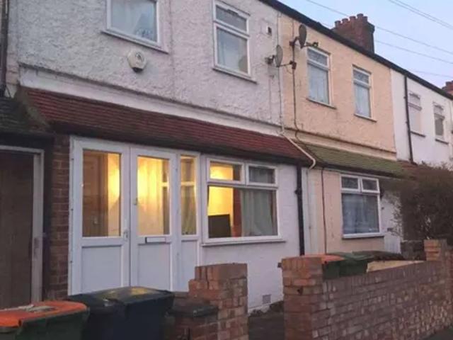 140 Stokes Road, London, E6 3SE, United Kingdom | 3 bed townhouse for rent #165436677 | Rentberry