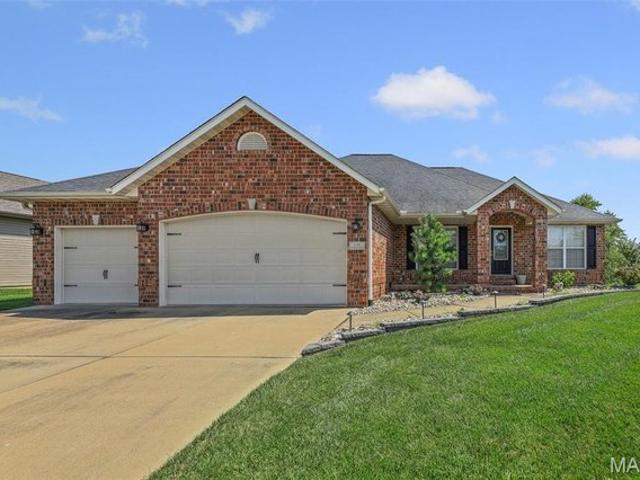 140 Stonebridge Bluff Dr, Maryville, IL 62062