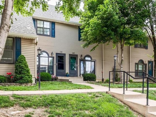 140 Stonebridge Ln, Smithville, MO 64089