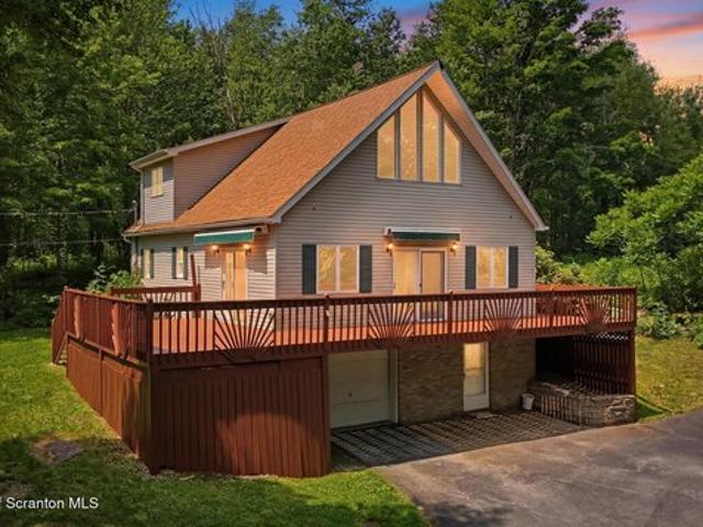 140 Sunset St, Greenfield Township, PA 18407