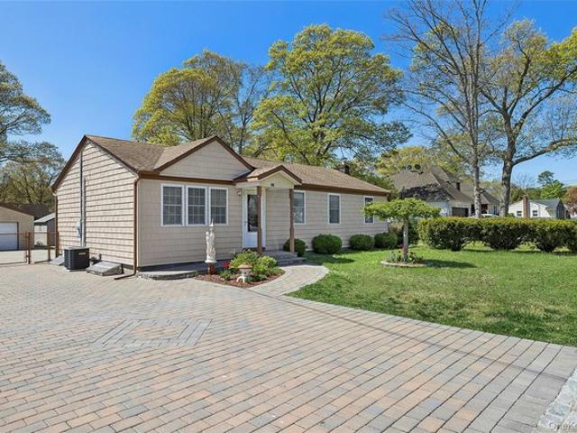 140 Poplar St, Central Islip, NY 11722