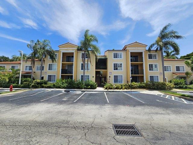 140 Yacht Club Way Apt 305, Hypoluxo, FL 33462