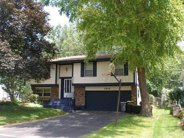 1414 Washington St, Lake in the Hills, IL 60156