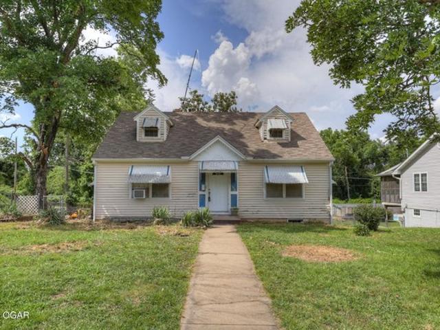 1415 Olive St, Carthage, MO 64836
