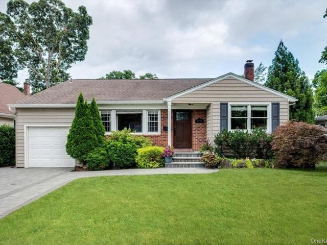 1415 Gaston St, Wantagh, NY 11793