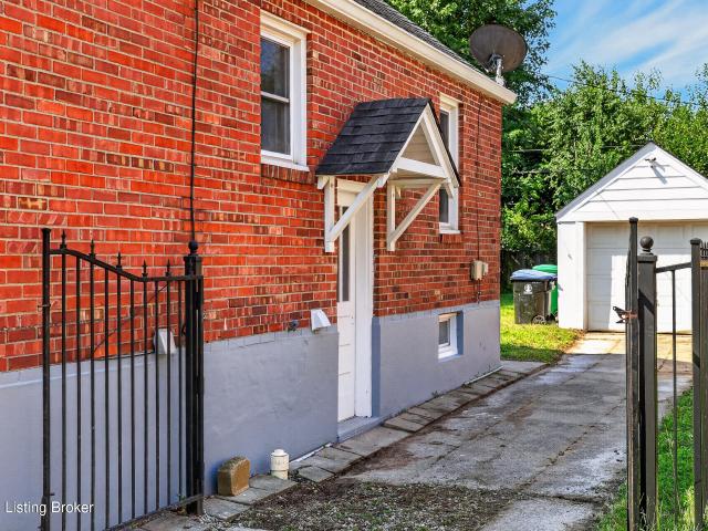 1416 Larchmont Ave