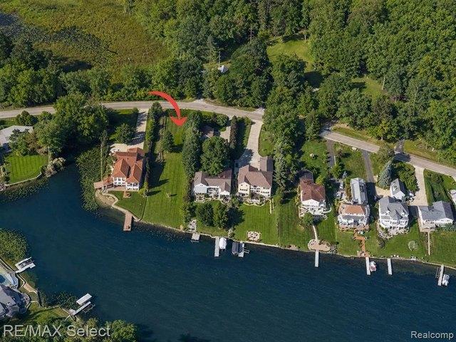 14189 Swanee Beach Dr, Fenton, MI 48430