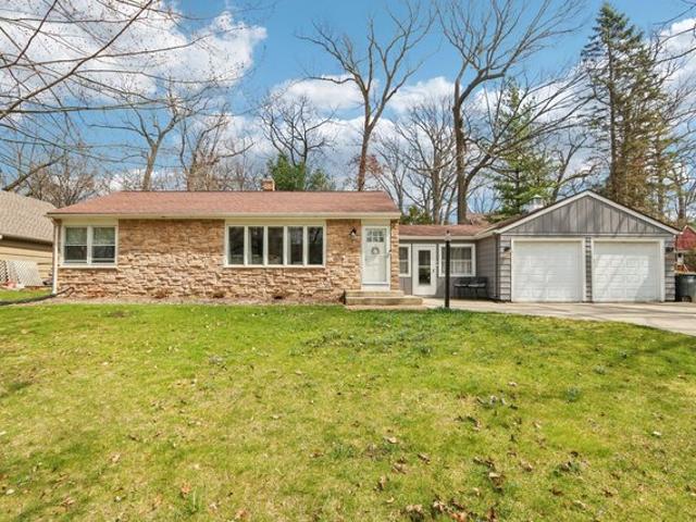 1418 N 123rd St, Wauwatosa, WI 53226