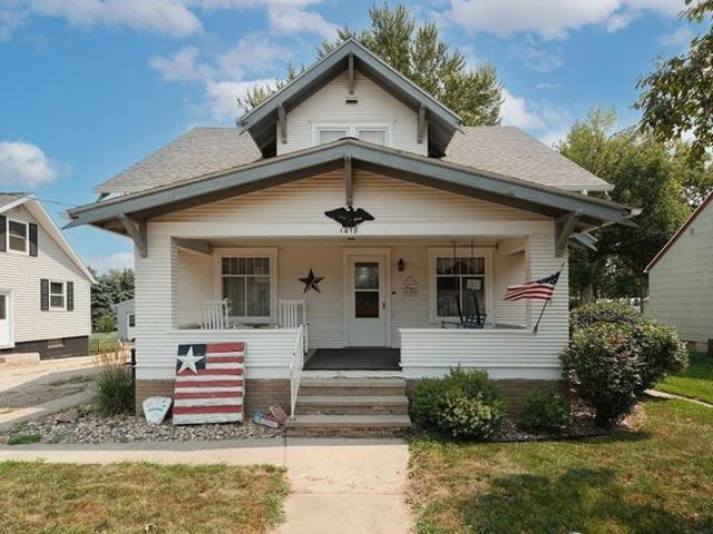 1418 Division St, Hull, IA 51239