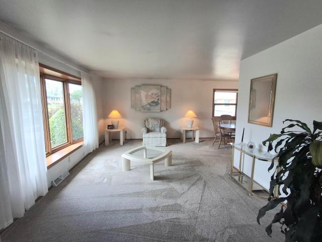 1418 W Denis Ave