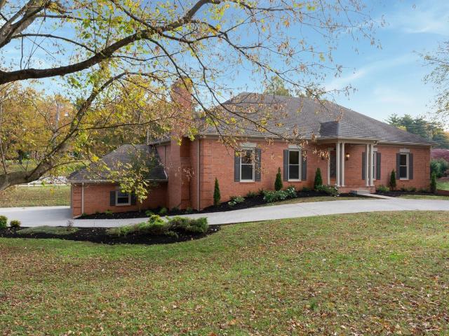 1419 Ascot Close