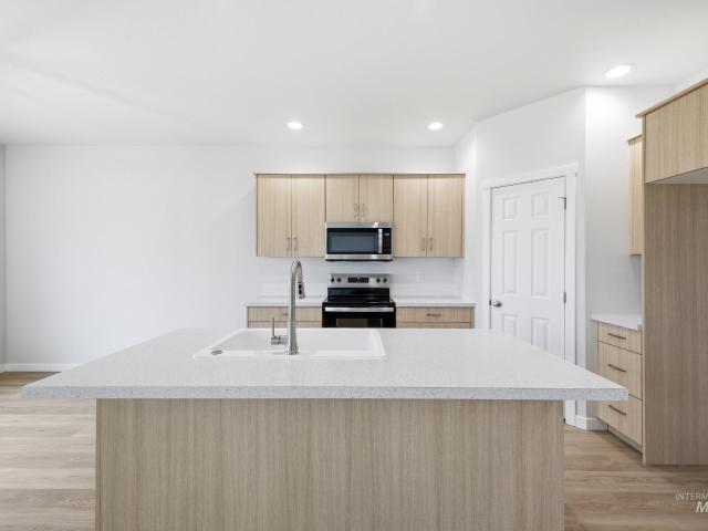 14104 Shiny Spruce St