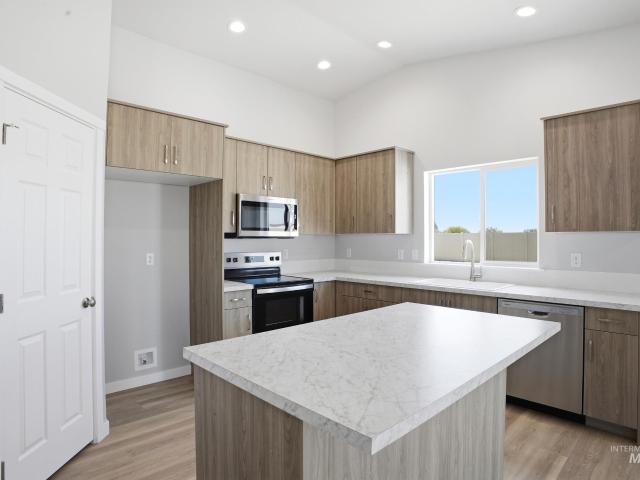 14106 Winding St