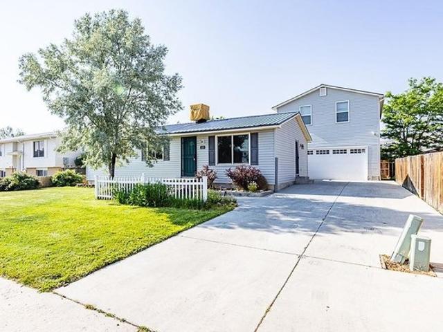 1410 N Riverbend Dr, Green River, WY 82935