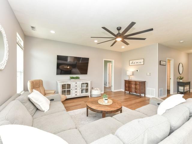 1410 Bigleaf Circle