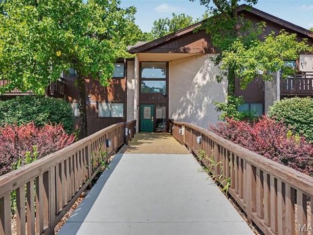 1410 Heritage Lndg Apt 305, Saint Charles, MO 63303