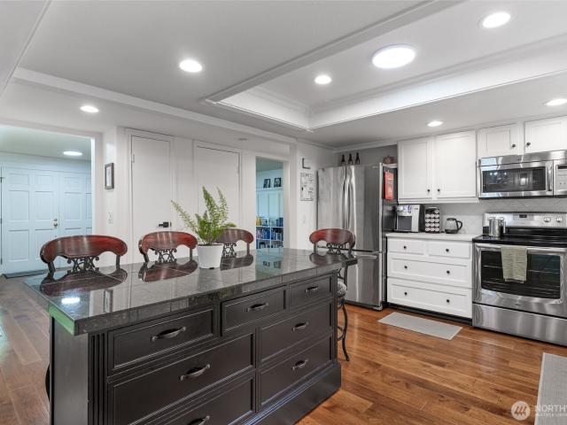 1410 th Avenue W