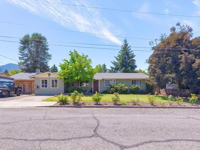 1411 NE Grable Dr, Grants Pass, OR 97526