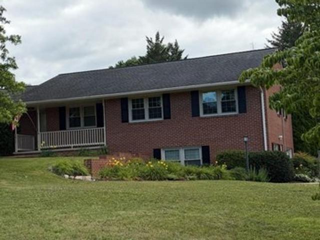 1411 Sunset Ln, Waynesboro, VA 22980