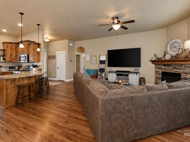 1411 W Raelin Dr