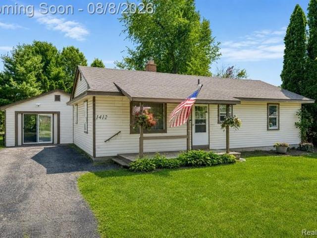 1412 Morningdove Rd, Wixom, MI 48393