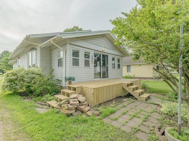 1412 Okoboji Ave, Milford, IA 51351