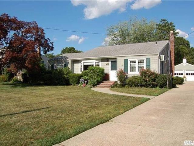1413 Peters Blvd, Bay Shore, NY 11706