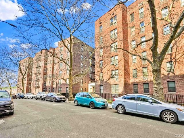 141 05 Pershing Crescent 516