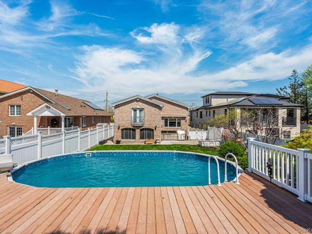 141 6 th Ave, Malba, NY 11357