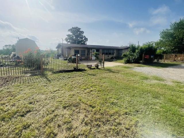 141 County Road 779, Devine, TX 78016
